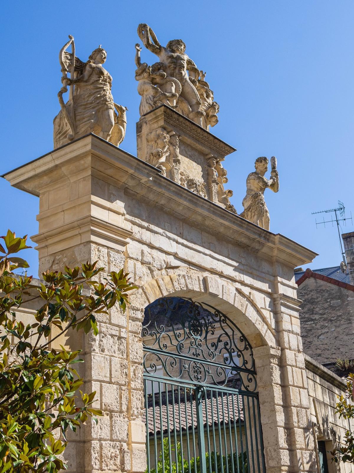 Théâtre « Chers cafards de JP Mourice » (Fontenay-le-Comte) | Office de ...